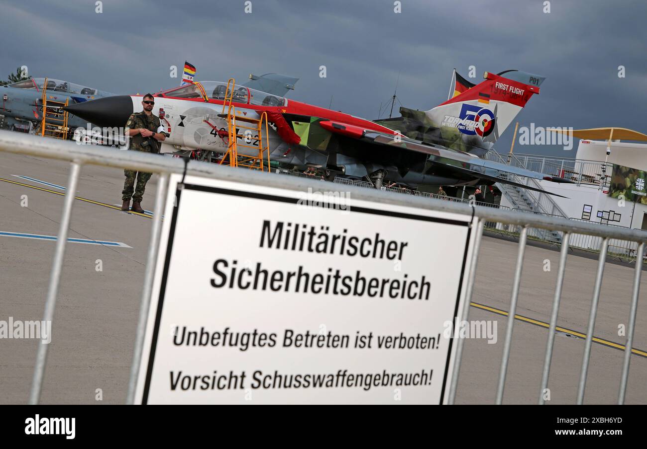 Ein Mehrzweckkampfflugzeug der Luftwaffe vom Typ PA-200 Tornado auf dem ...