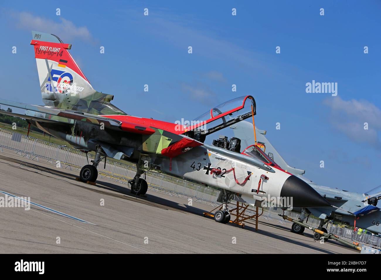 Zwei Mehrzweckkampfflugzeuge der Luftwaffe vom Typ PA-200 Tornado auf ...