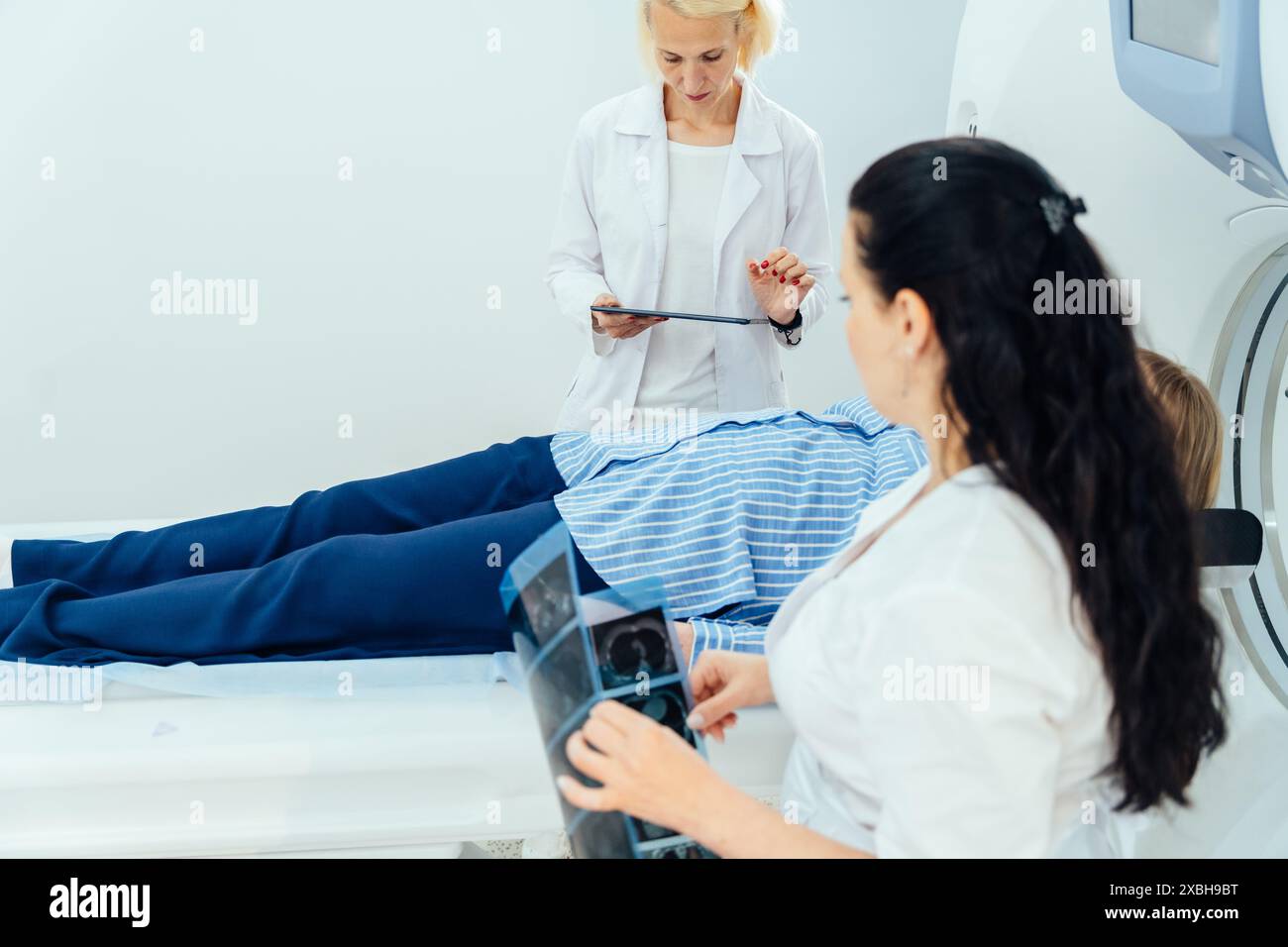 Doctor looking xray patient hi-res stock photography and images - Alamy