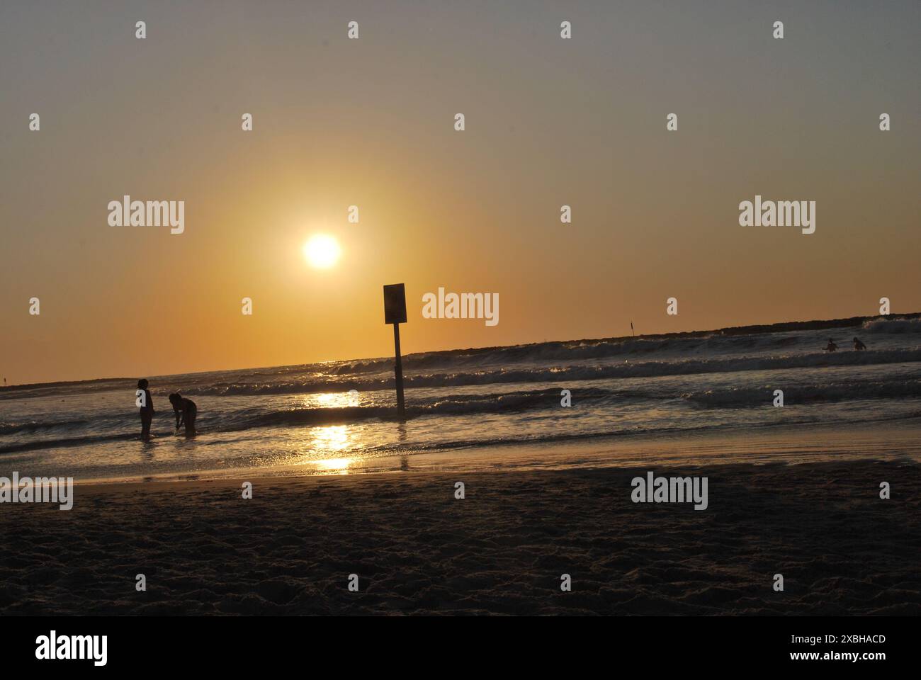 Tel aviv palestinian israeli beach hi-res stock photography and images ...