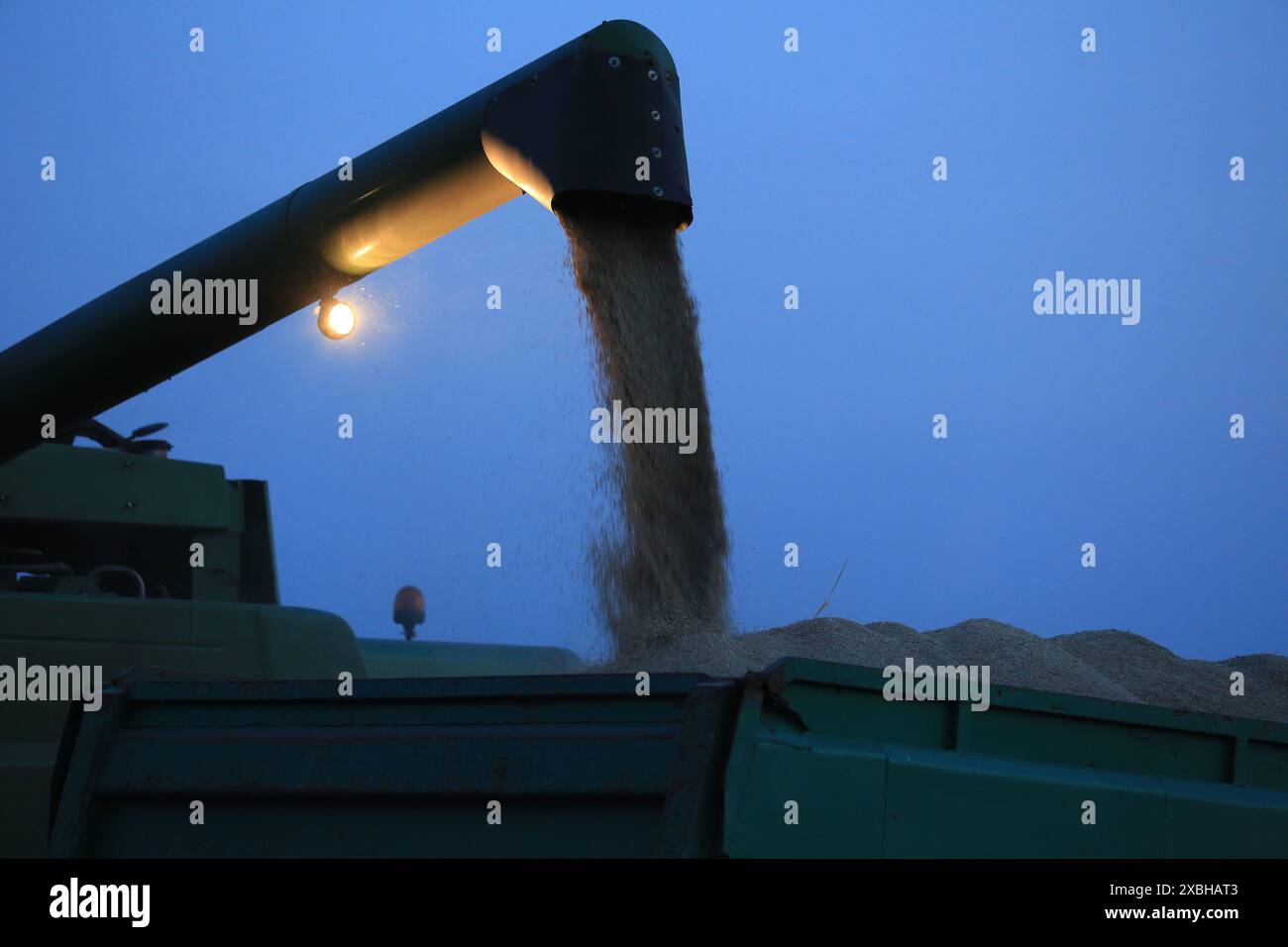 Combine harvester working night hi-res stock photography and images - Alamy