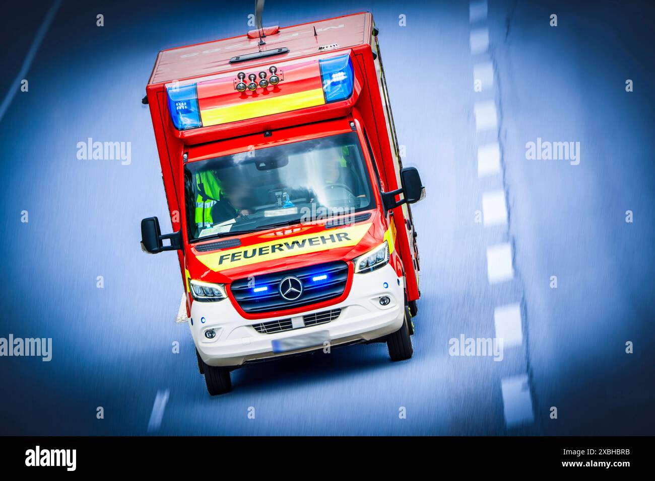 Einsatzfahrzeug der Feuerwehr mit Blaulicht auf dem Mittleren Ring ...
