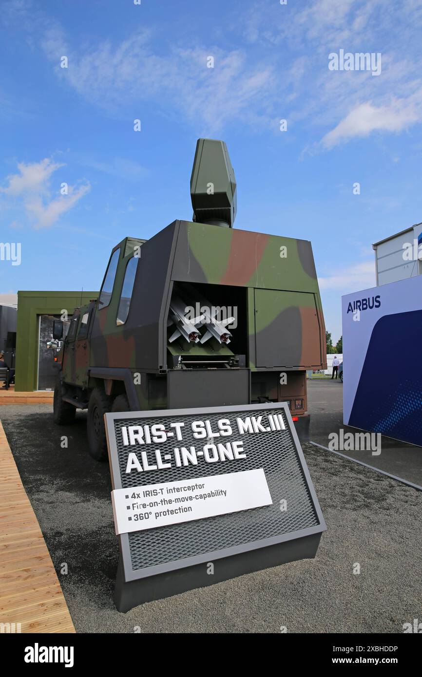 Ein mobiles Luftverteidigungssystem IRIS-T SLS Mk III, montiert auf einem Eagle ...