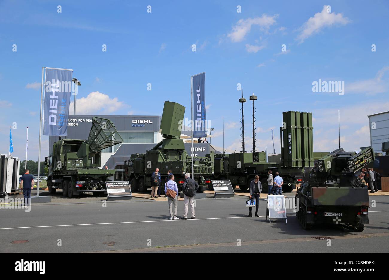Das Ausstellungsgebäude der Firma Diehl Defence an der ILA 204 mit ...