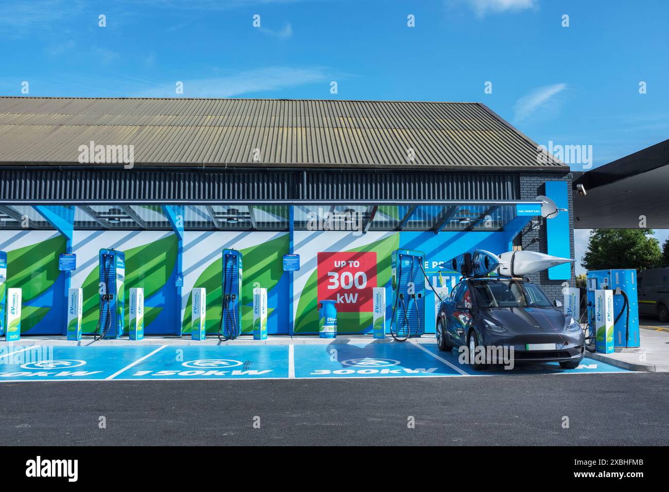 Row of ev cargers hi-res stock photography and images - Alamy