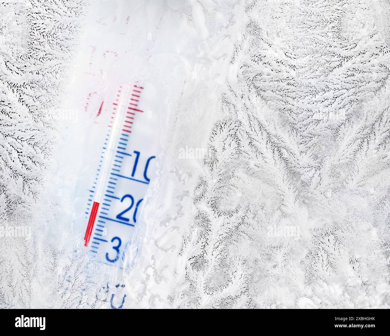 Thermometer minus degree temperature in cold winter Stock Photo - Alamy