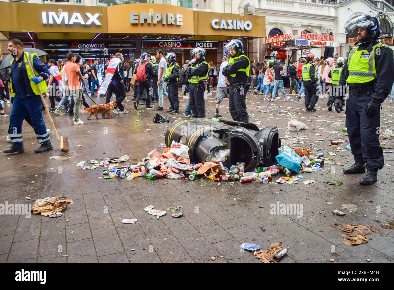 Throwing trash italy hi-res stock photography and images - Alamy