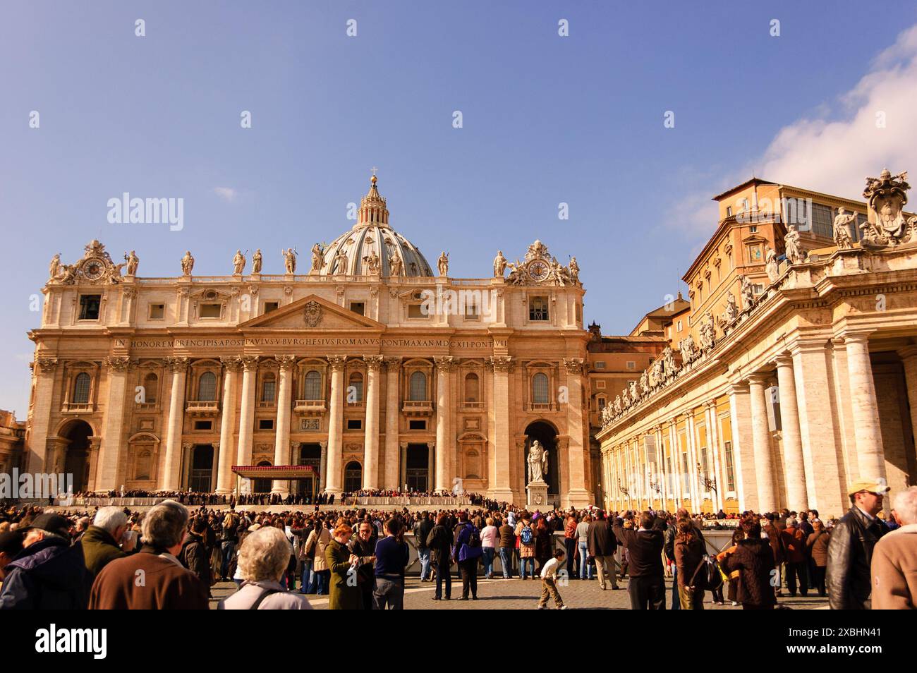 Crowds gather in front of the Basilica di san Pietro (St Peters ...