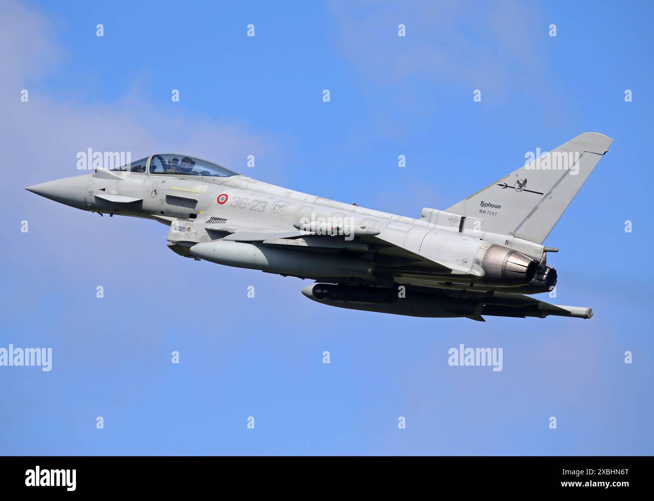 Ein Kampfflugzeug der italienischen Luftwaffe vom Typ Eurofighter ...