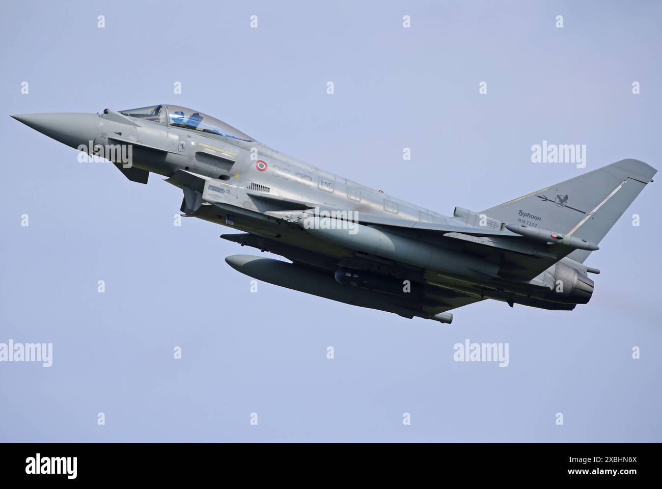 Ein Kampfflugzeug der italienischen Luftwaffe vom Typ Eurofighter ...