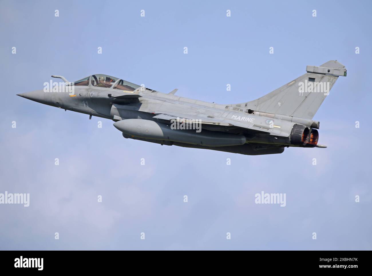 Ein Kampfflugzeug der französischen Marine vom Typ Dassault Rafale M beim Start vom Fliegerhorst ...