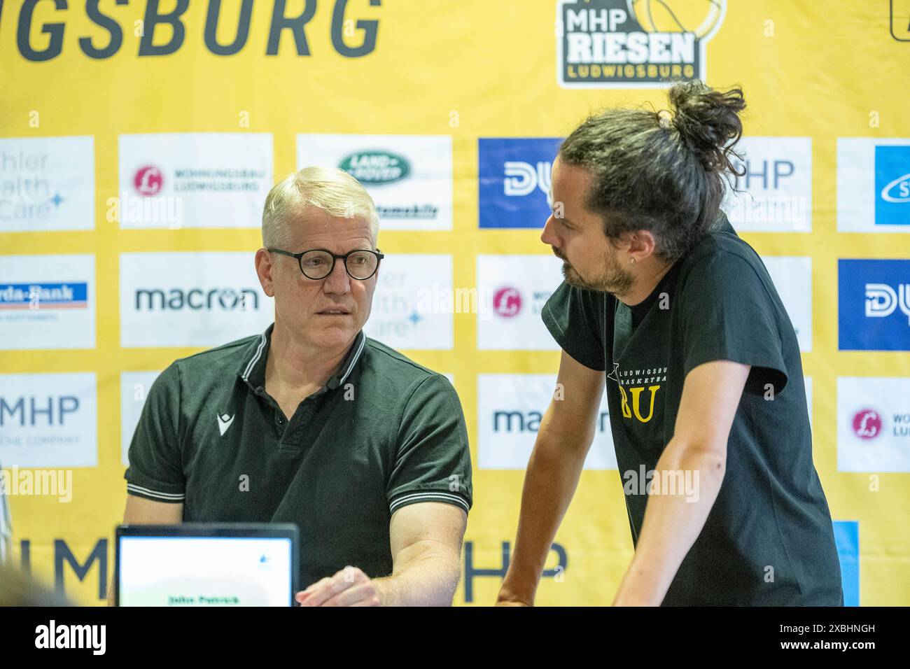 John Patrick (MHP Riesen Ludwigsburg, Head-Coach), Lukas Robert (MHP ...