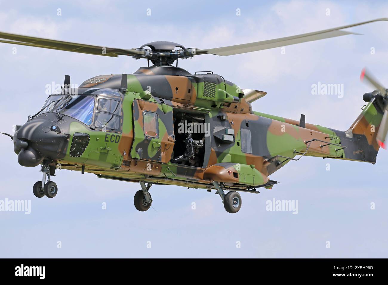 Ein Helikopter des französischen Heeres vom Typ Airbus Helicopters NH ...