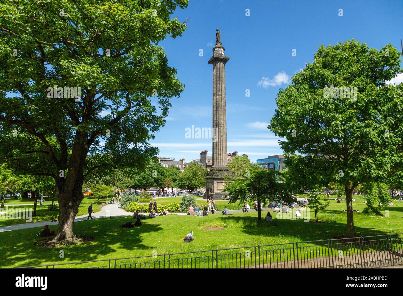 St Andrews Square, Edinburgh with the Melville Monument at it's centre ...