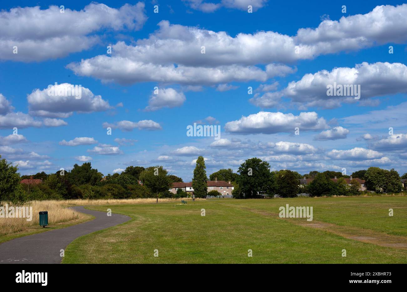 London park summer path flowers hi-res stock photography and images - Alamy