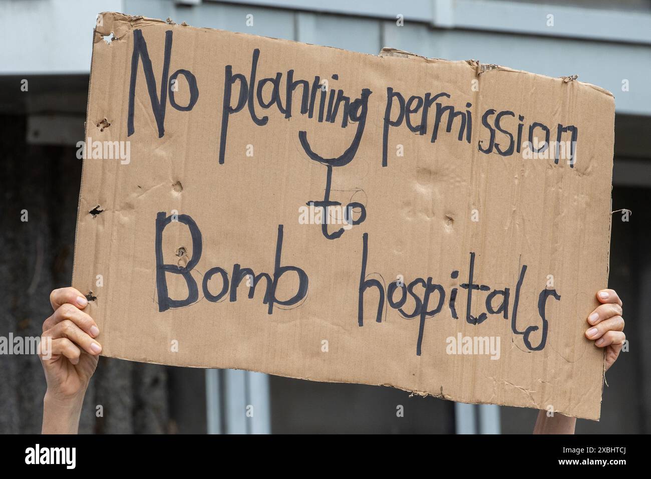 Hove, UK. 5th June, 2024. A sign is held up by a Stop L3Harris ...