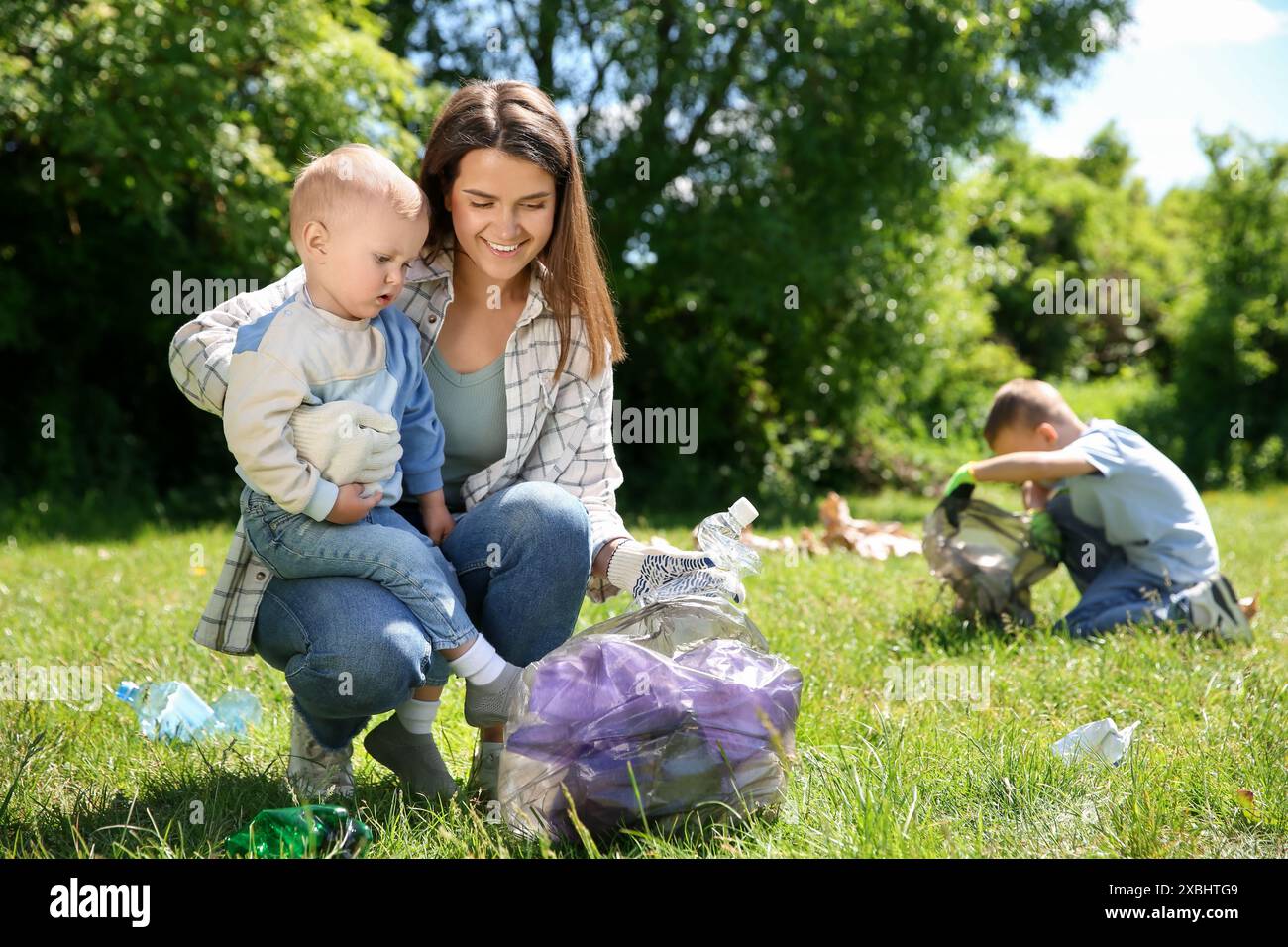 Children collecting garbage hi-res stock photography and images - Alamy