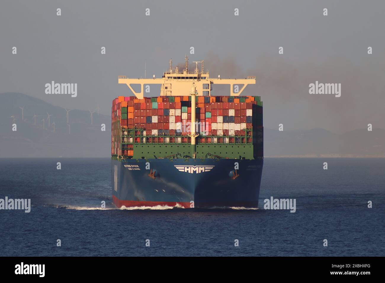 Head on shot of the 232,606 ton container ship HMM Le Harve as it ...