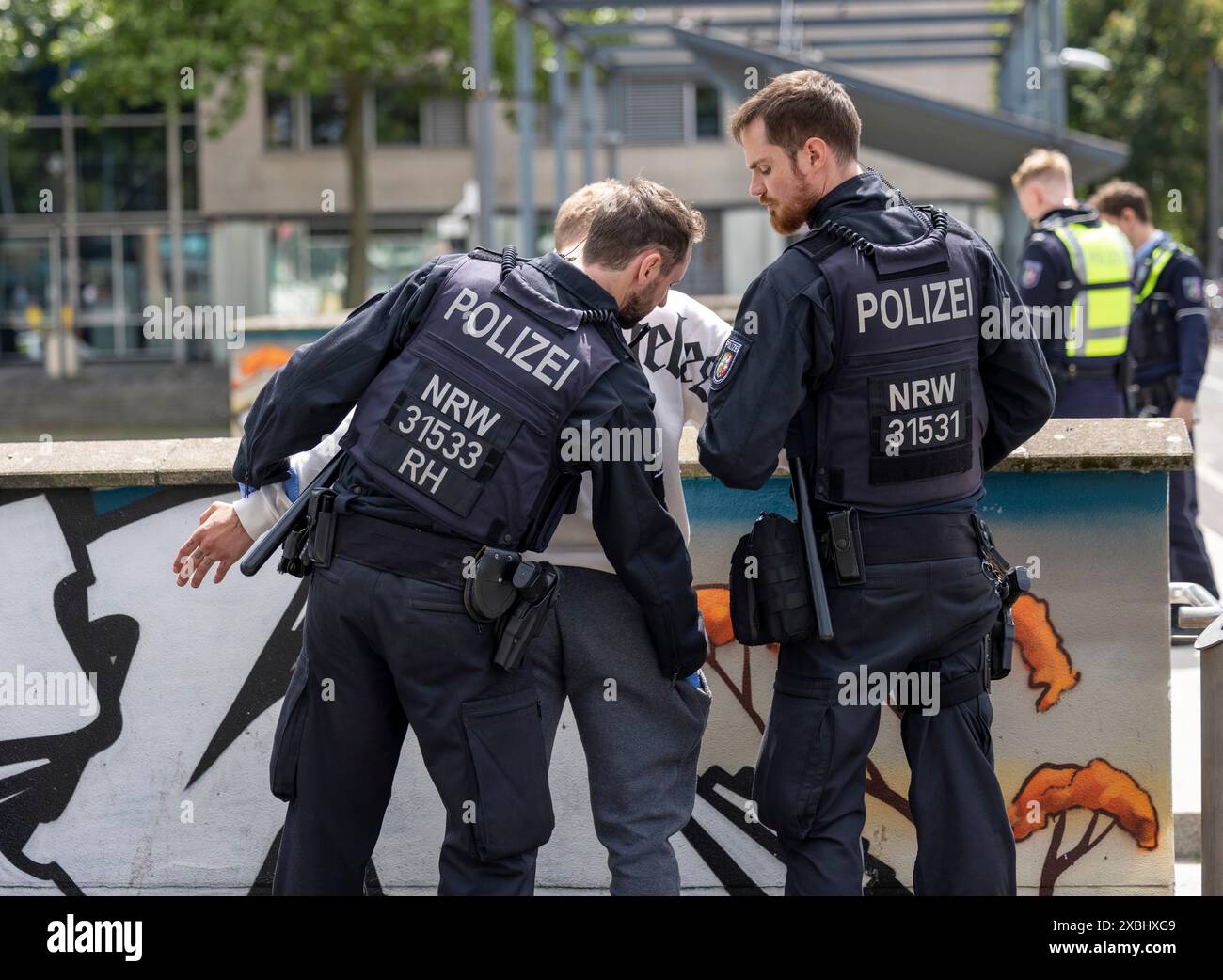 12 June 2024, North Rhine-Westphalia, Cologne: Police officers check ...