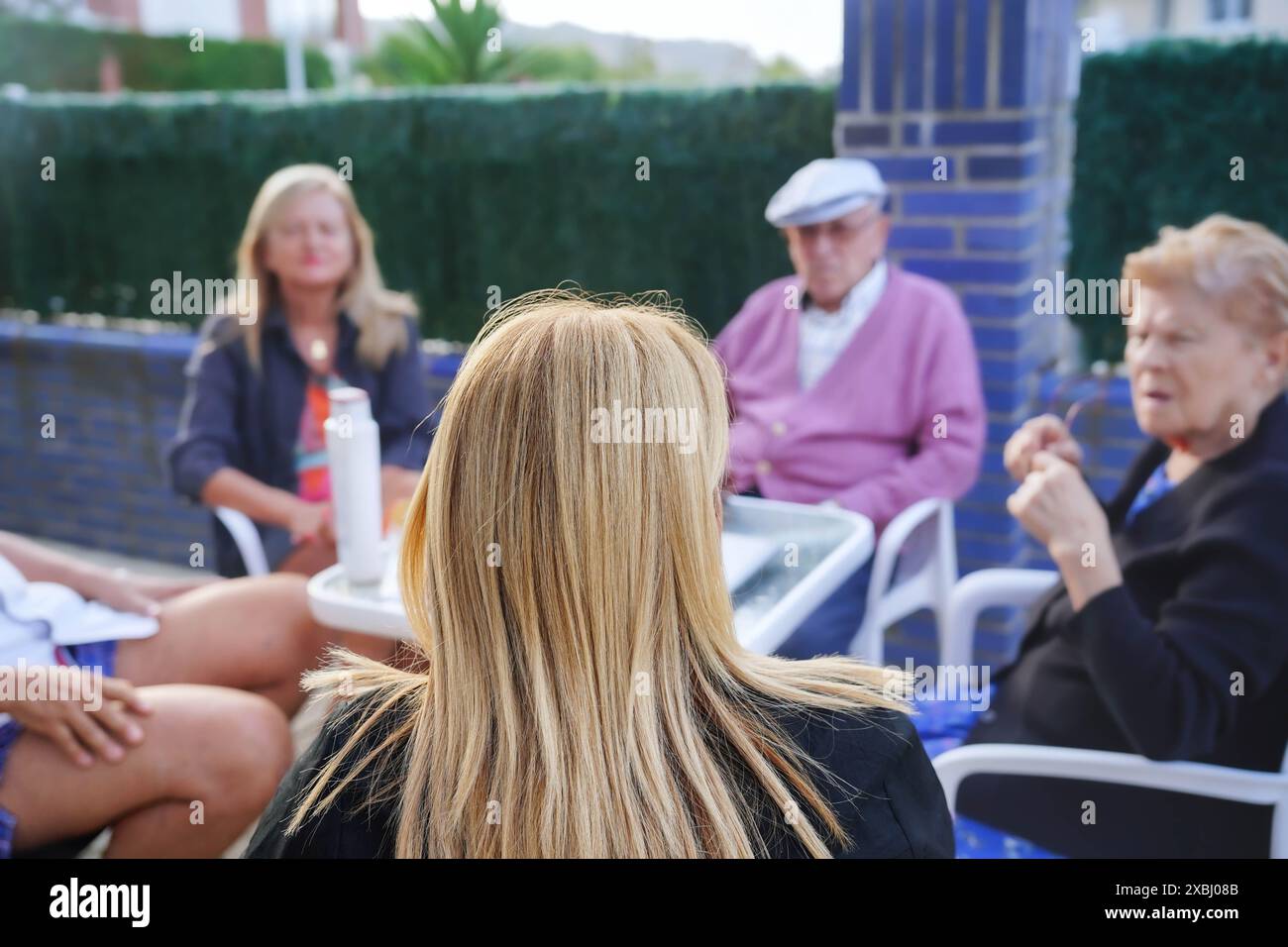 Family sitting outside hi-res stock photography and images - Alamy