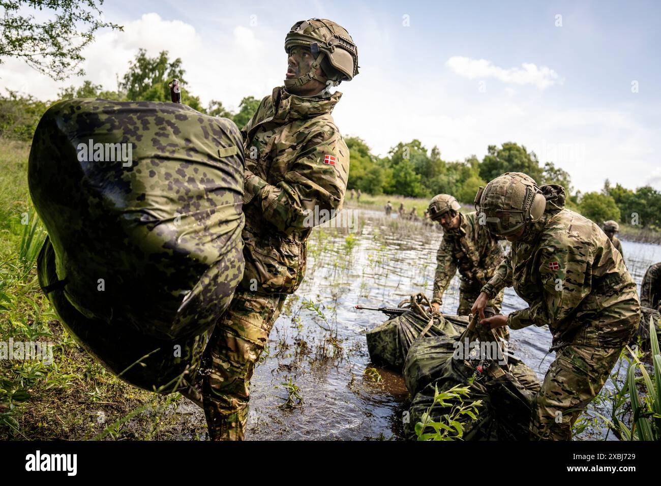 Conscripts from the Royal Life Guards during water passage on REX-tour ...