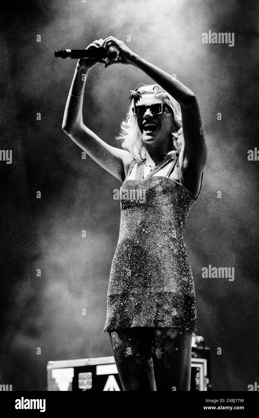 Victoria louise lott Black and White Stock Photos & Images - Alamy