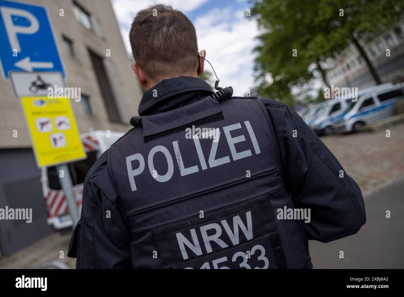 12 June 2024, North Rhine-Westphalia, Cologne: Police officers are out ...