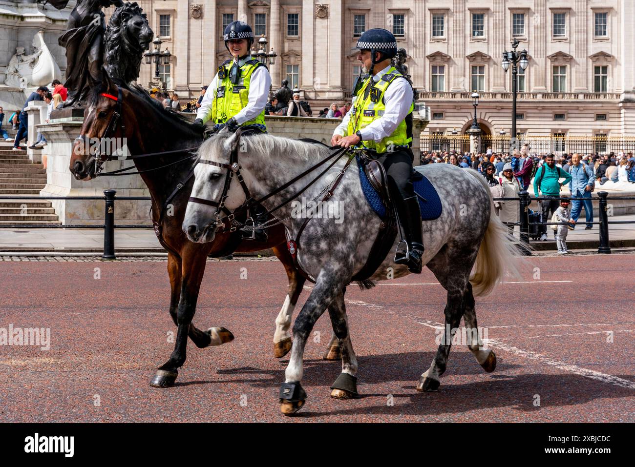 English police officers hi-res stock photography and images - Alamy