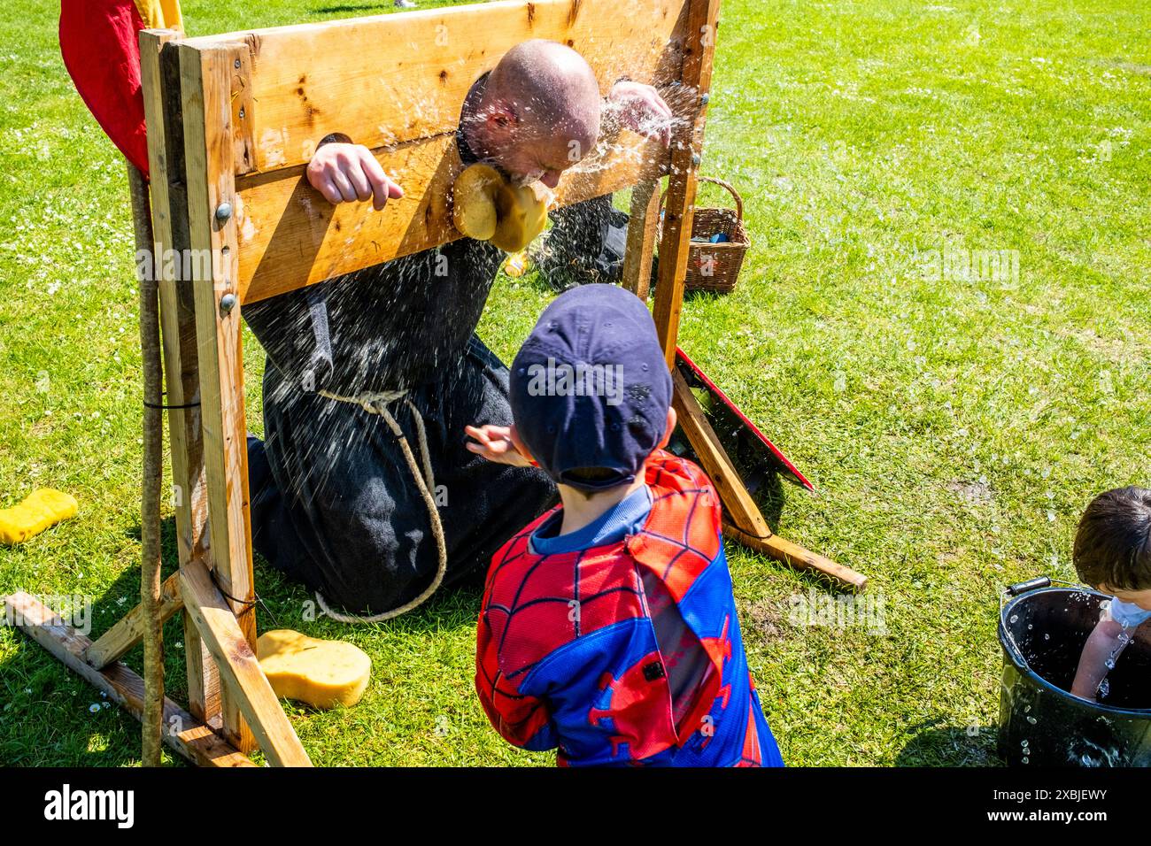 Throwing wet sponge hi-res stock photography and images - Alamy