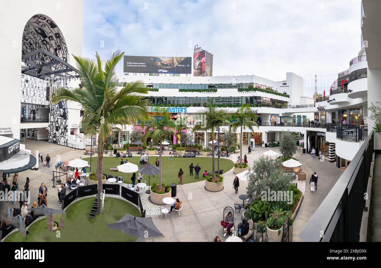 Ovation center hi-res stock photography and images - Alamy