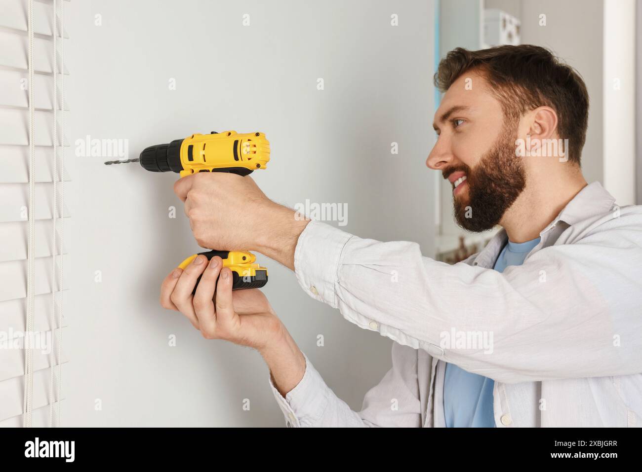 Drilling into wall hi-res stock photography and images - Alamy