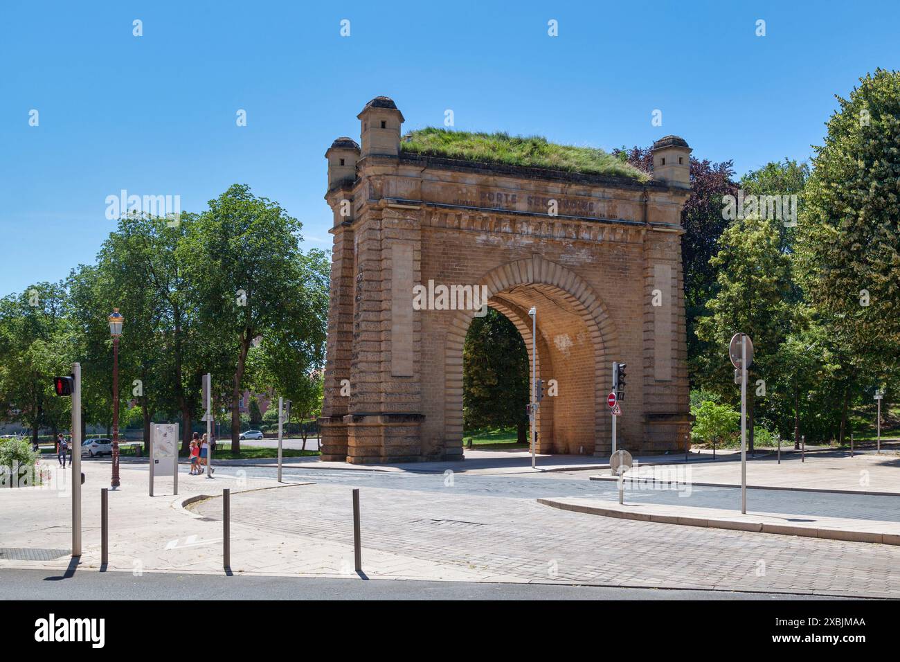 The Serpenoise Gate (French: Porte Serpenoise) is a historic, arched ...