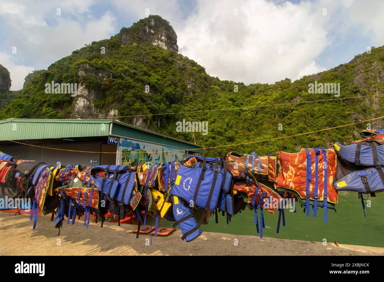 Superb boating and kayaking playground of Hang Luon Cave, Hạ Long Bay ...