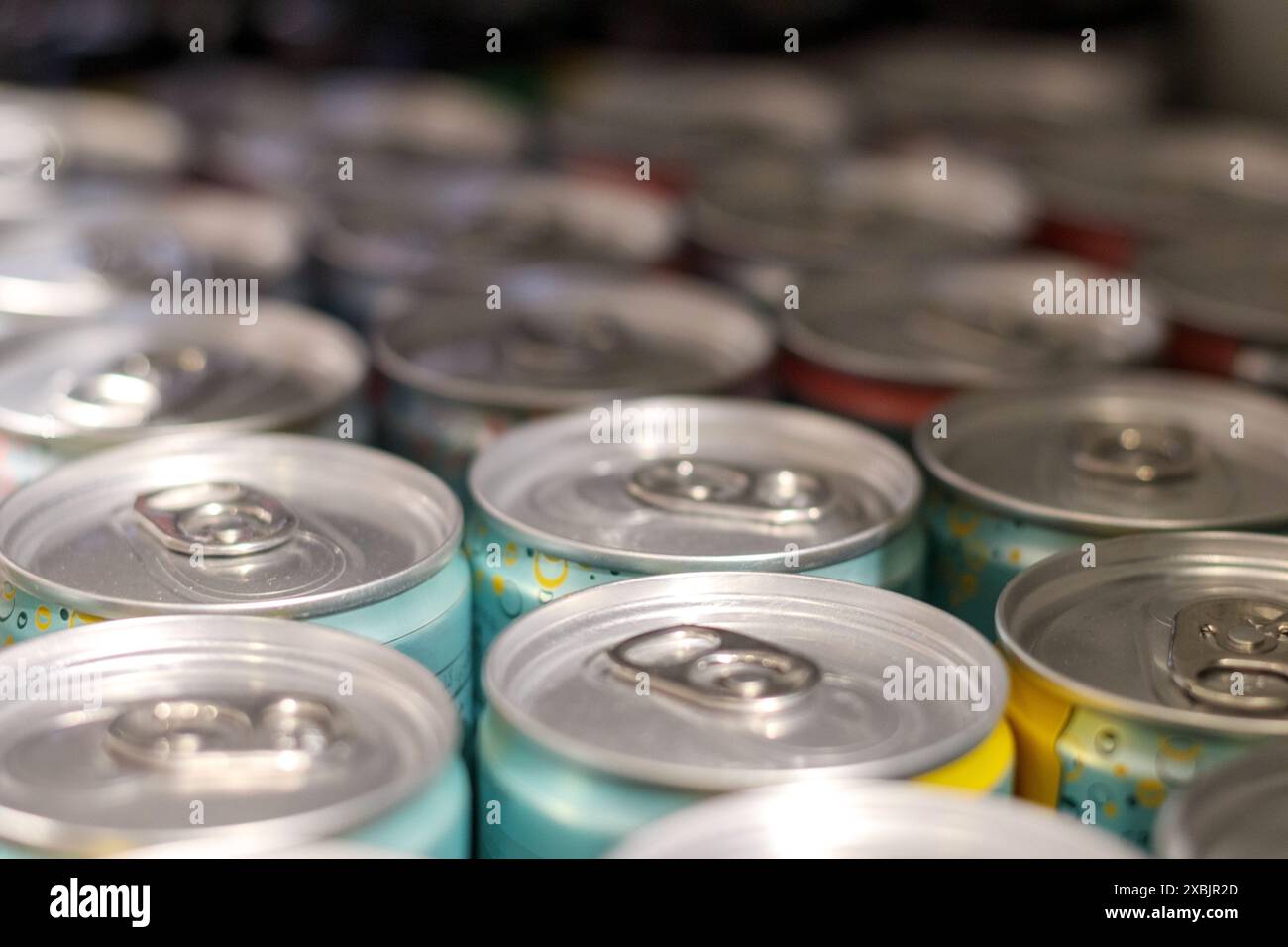 Metal beer cans hi-res stock photography and images - Alamy
