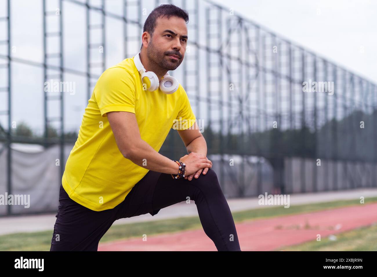 Man warming up leg stretch hi-res stock photography and images - Alamy