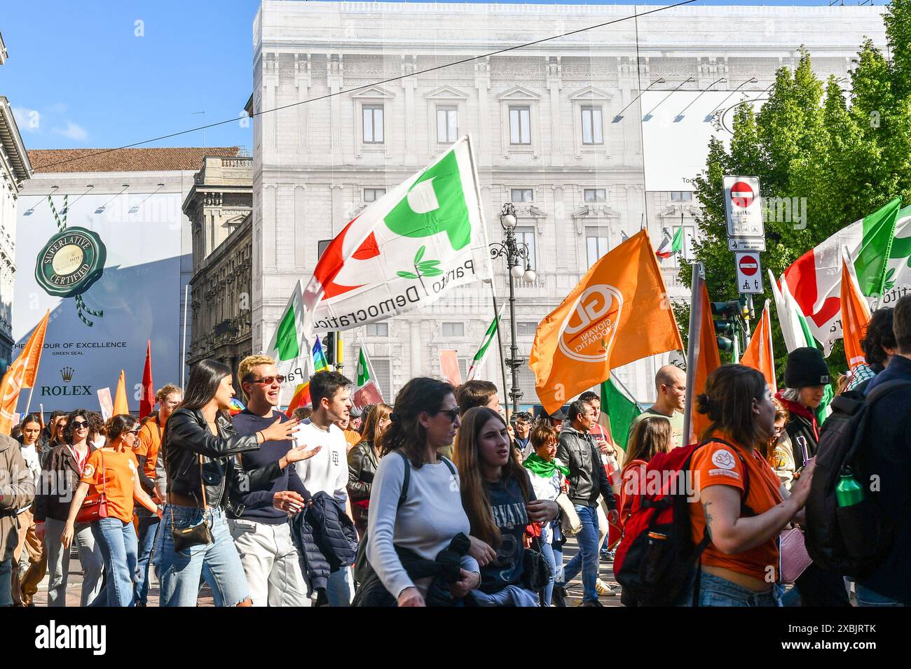 People with the flags of the Democratic Party at the traditional parade ...