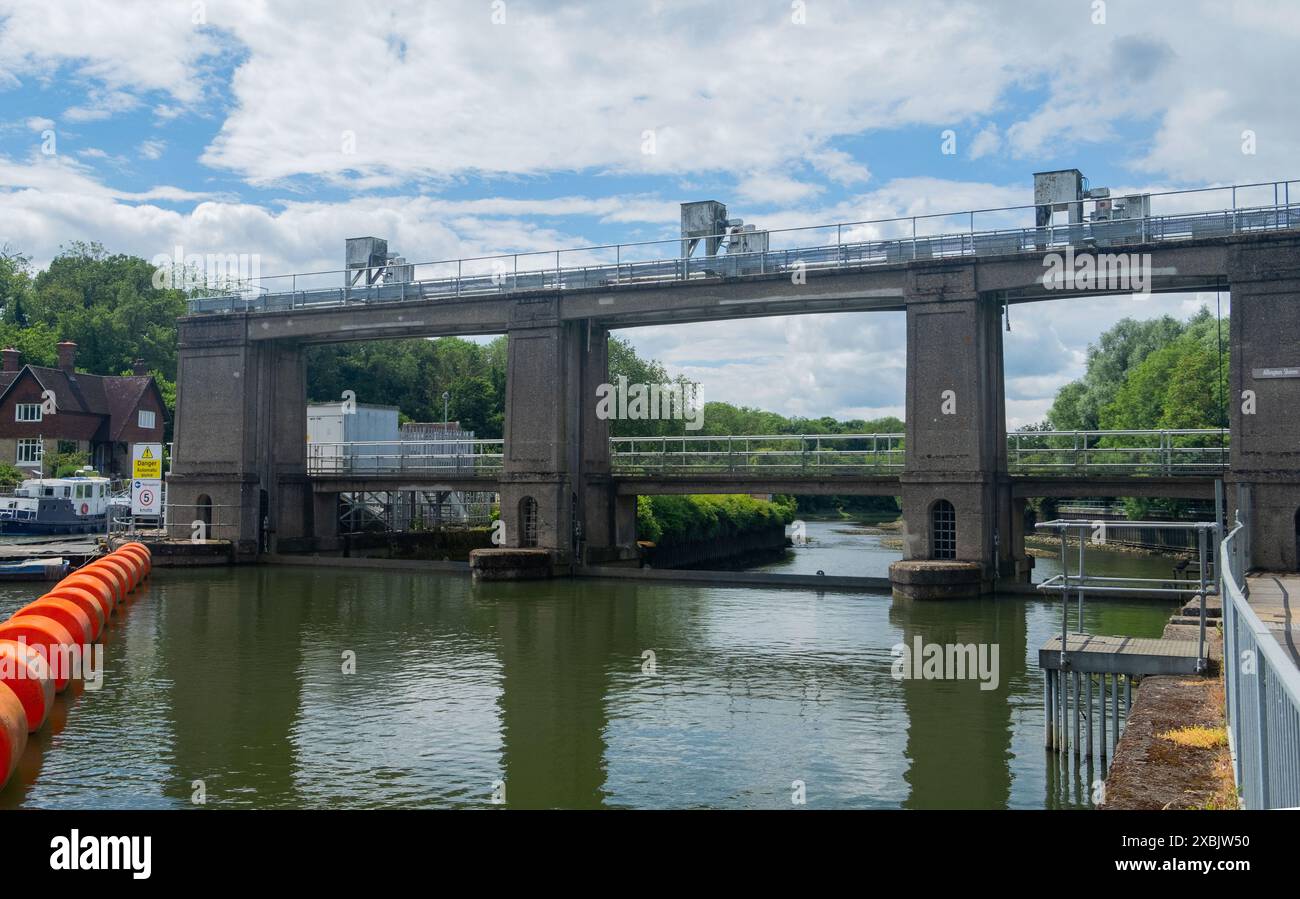 Boating on river medway hi-res stock photography and images - Alamy
