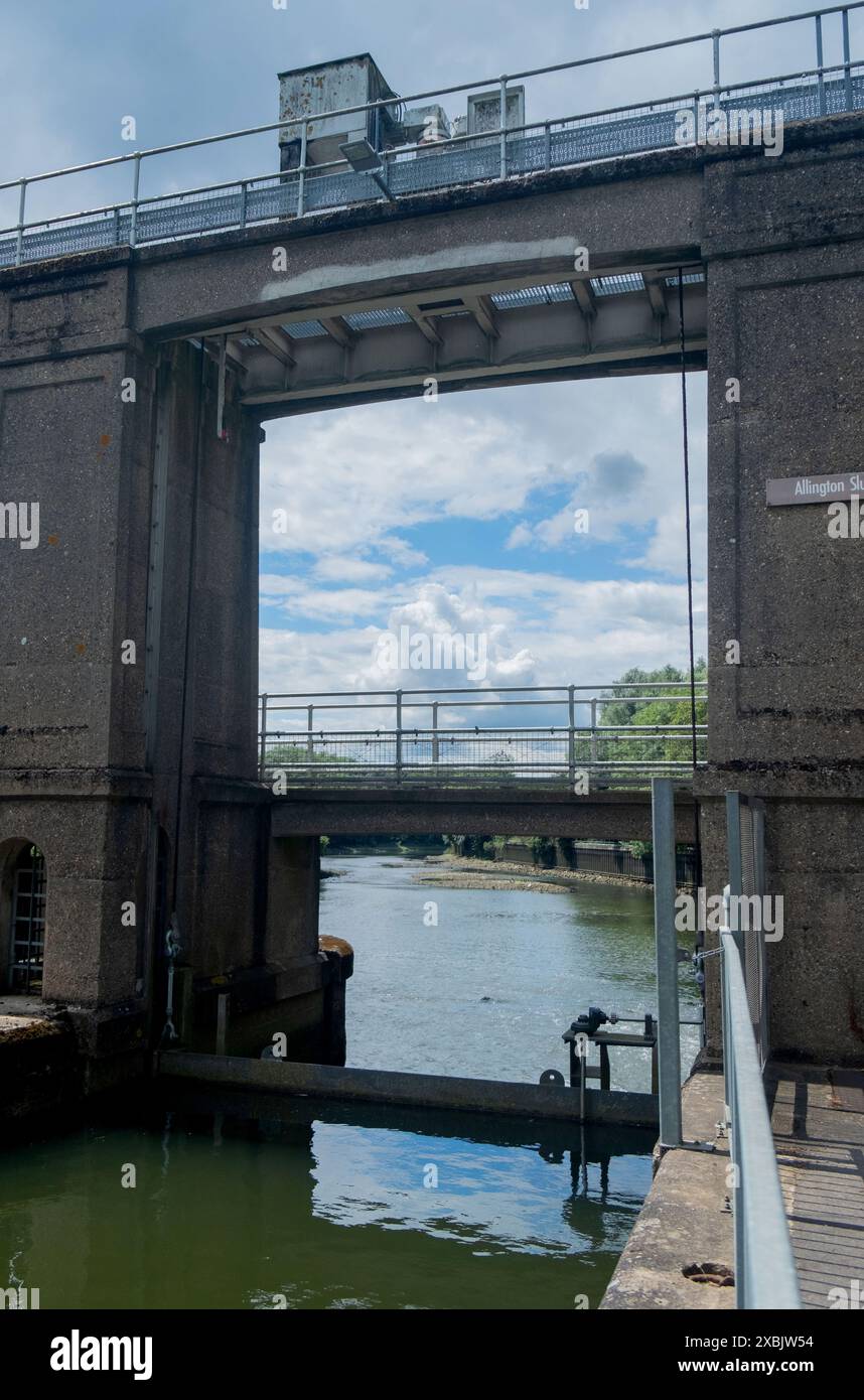 Allington Lock on the River Medway, with the 1930s weir Stock Photo - Alamy