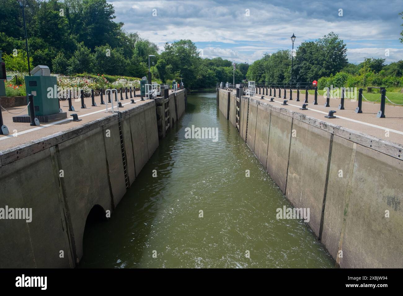Allington Lock on the River Medway, with the 1930s weir Stock Photo - Alamy
