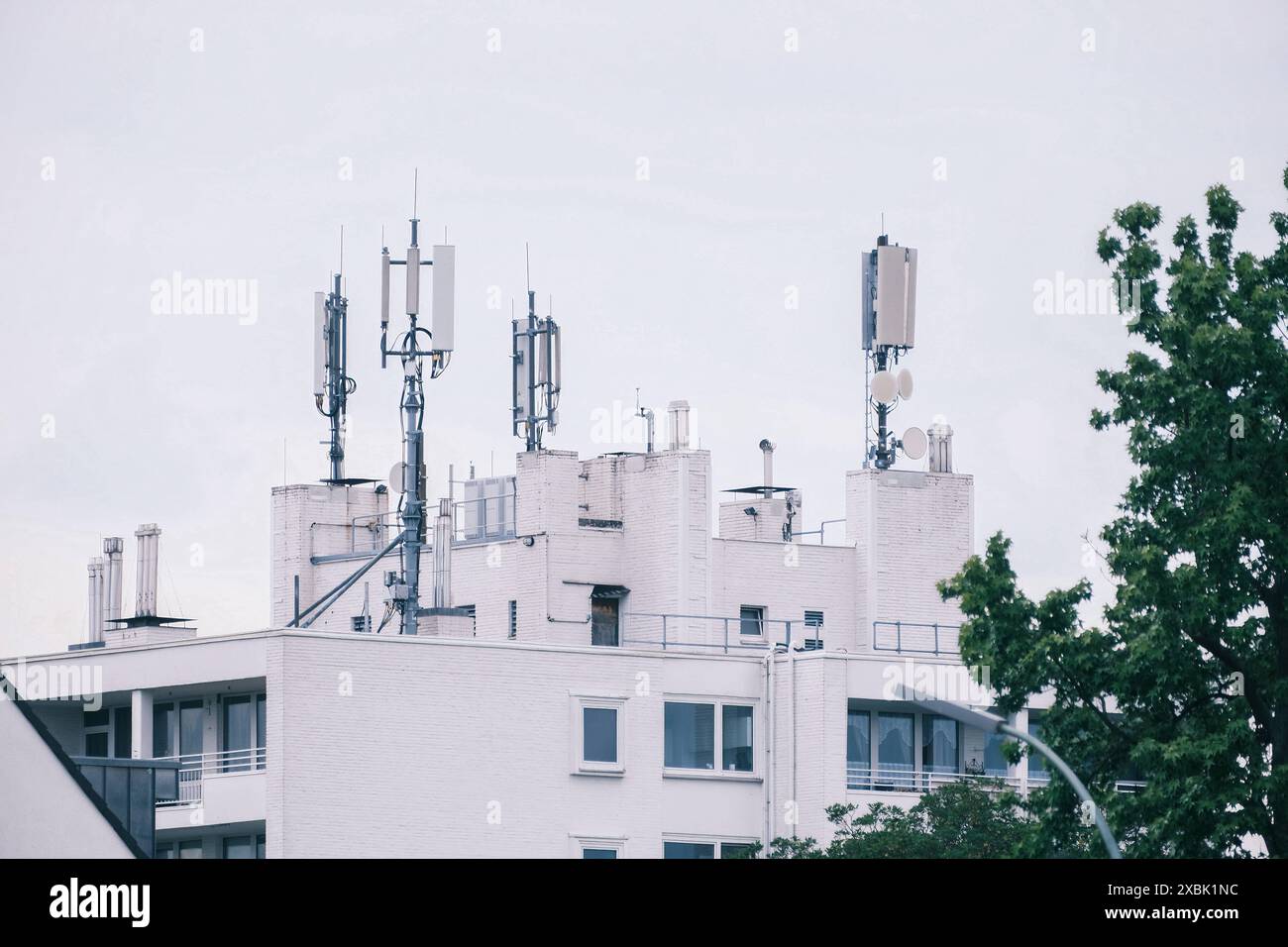 Mobile antenne strahlung hi-res stock photography and images - Alamy