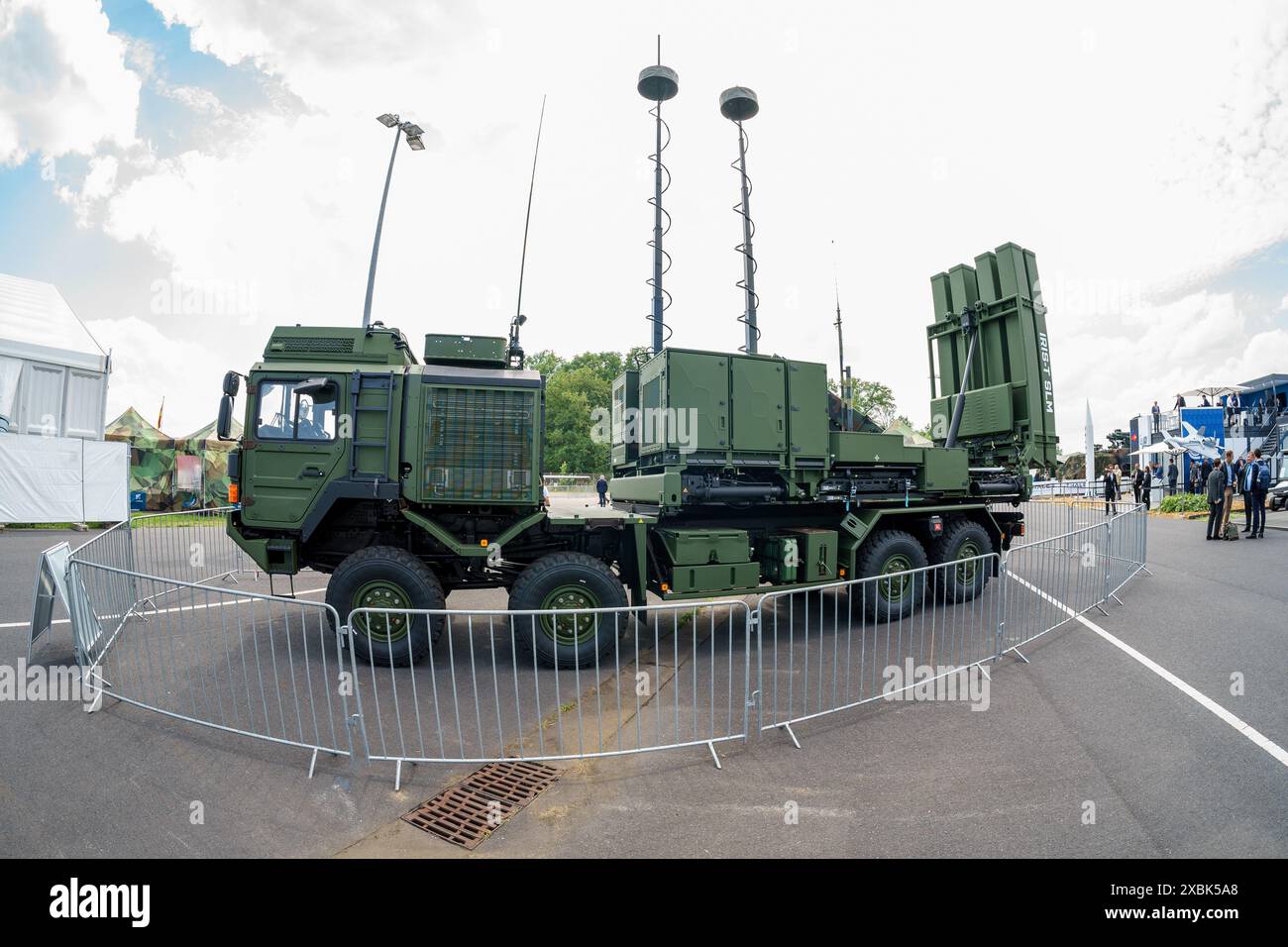 Missile launcher man hi-res stock photography and images - Alamy
