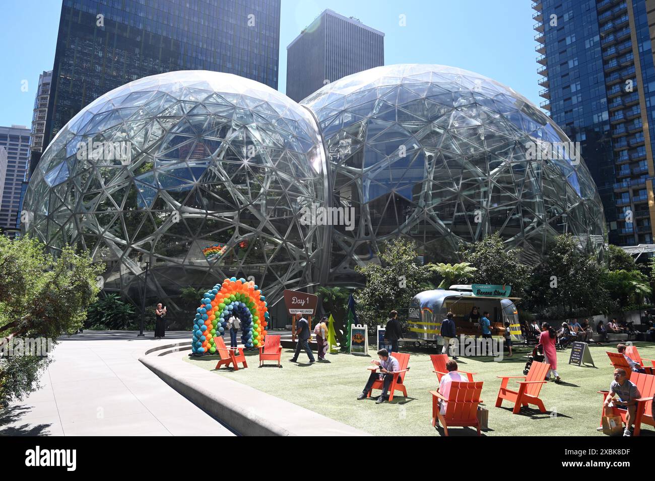 Amazon logo office building hi-res stock photography and images - Alamy