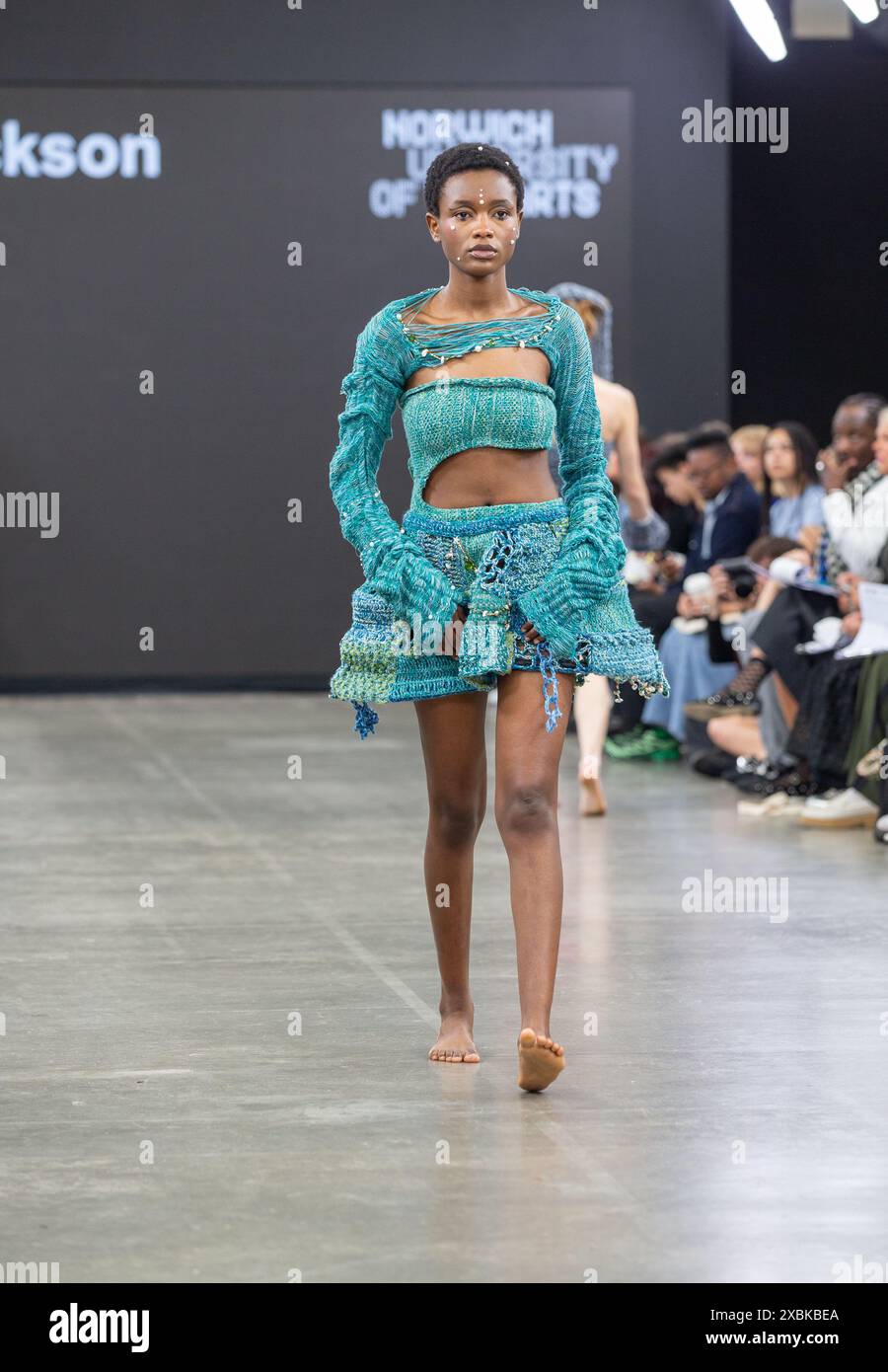 Fashion model walk hi-res stock photography and images - Alamy
