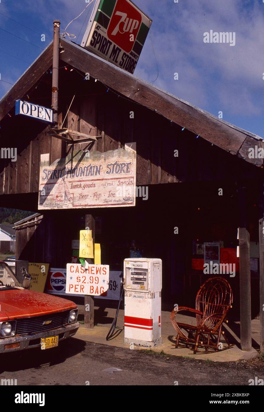 Vintage Gas Station Spirit Mountain Washington Stock Photo - Alamy