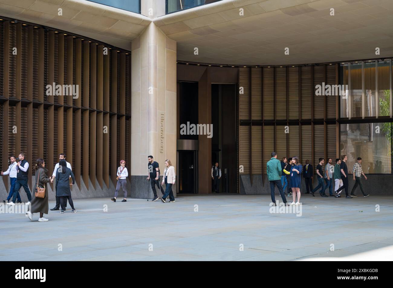 People office workers outside the main entrance to Bloomberg European ...