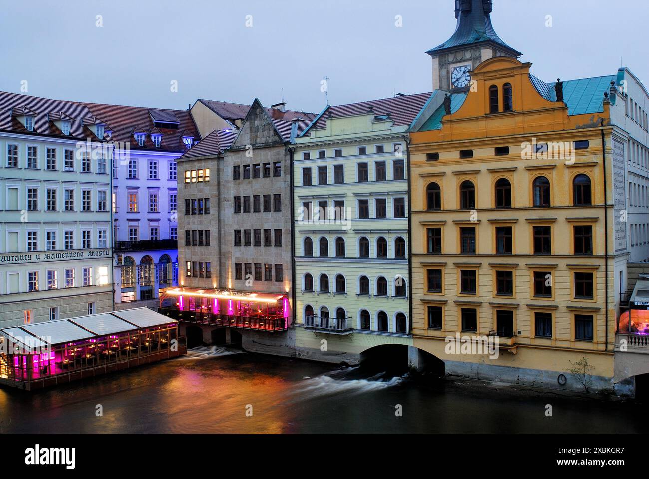 Glass building awning windows hi-res stock photography and images - Alamy