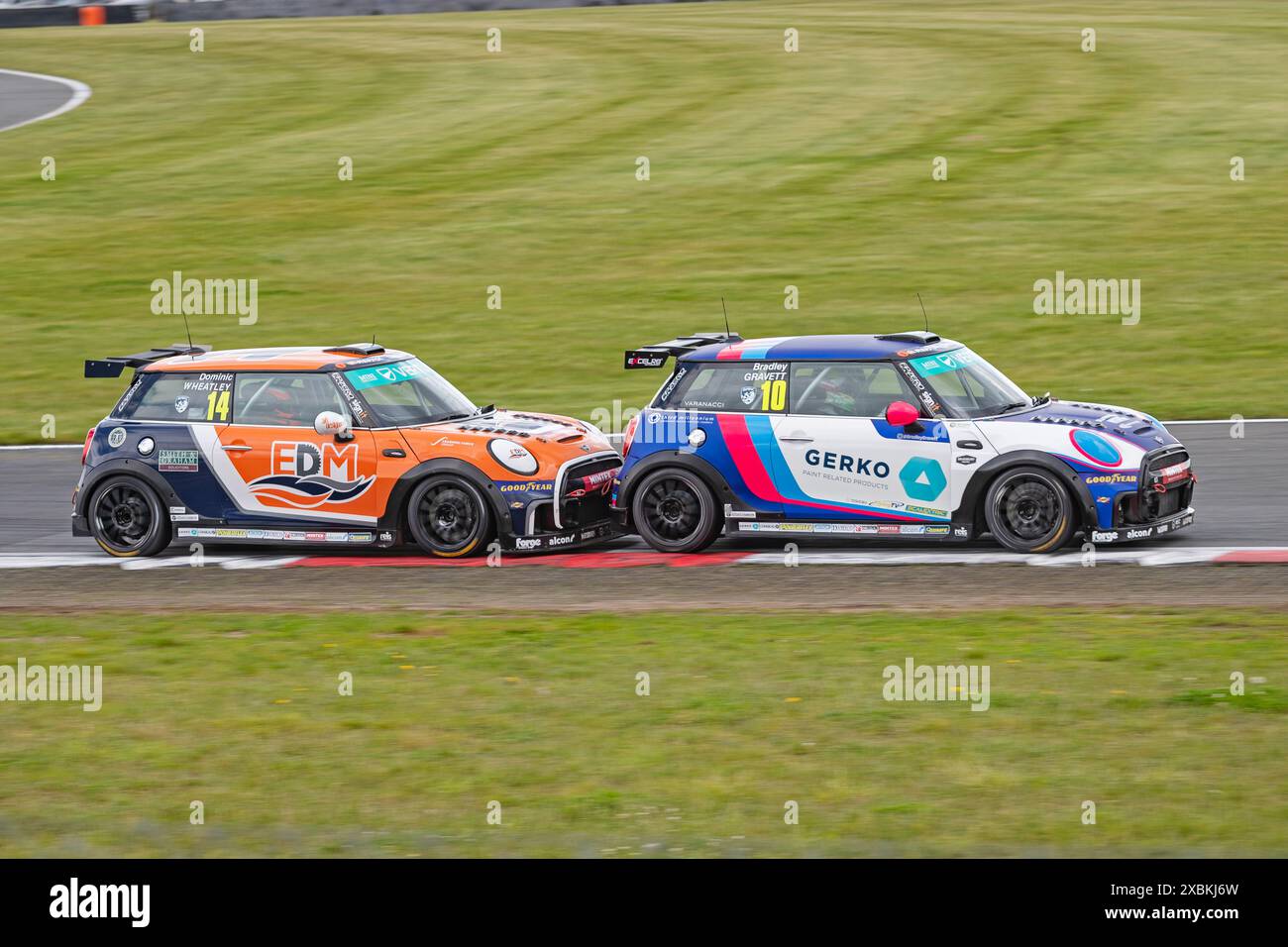 Dominic Wheatley Puts Bradley Gravetts Under Pressure, Vertu Mini ...