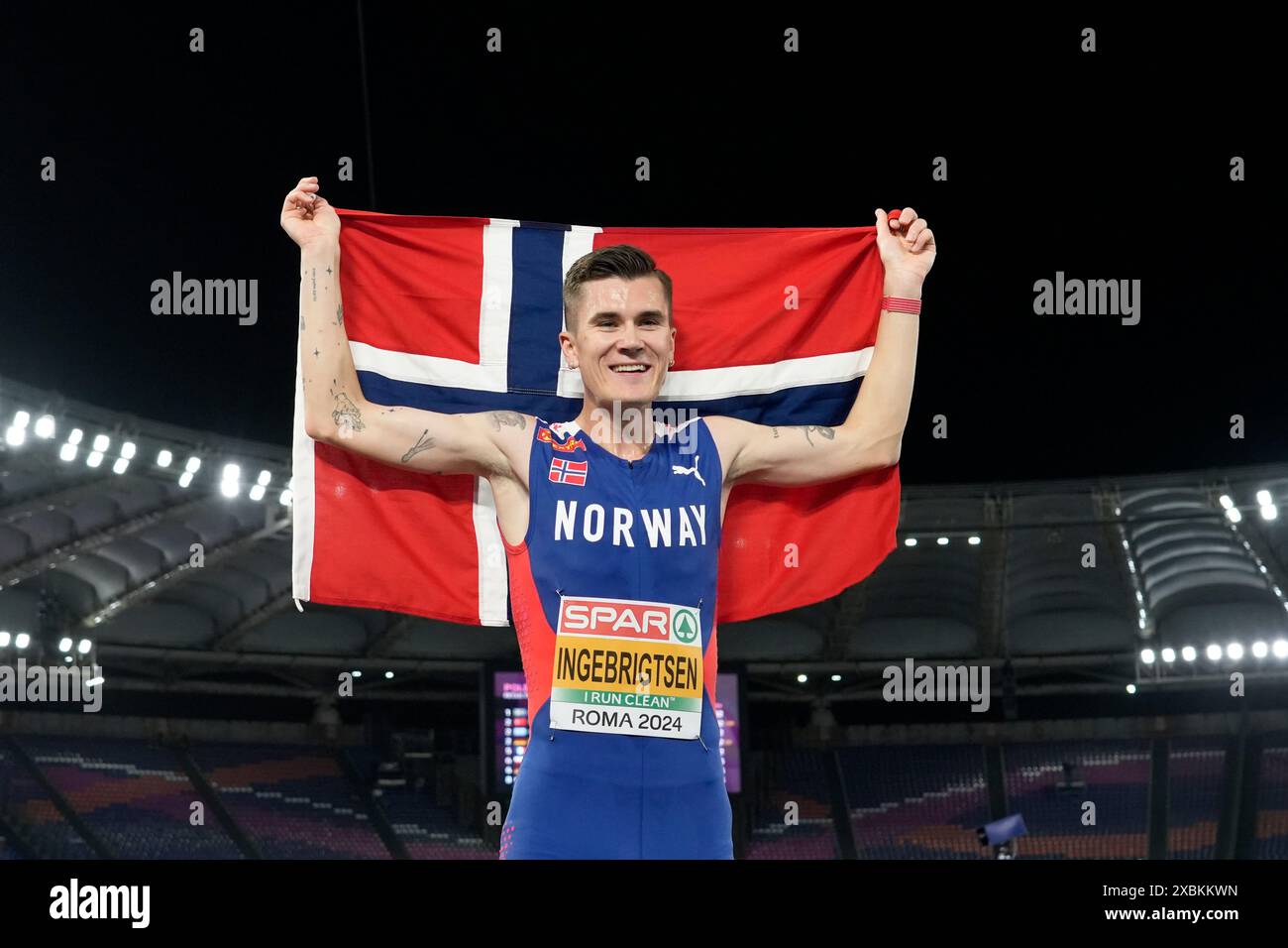 Jakob Ingebrigtsen, of Norway, poses after winning the gold medal in ...