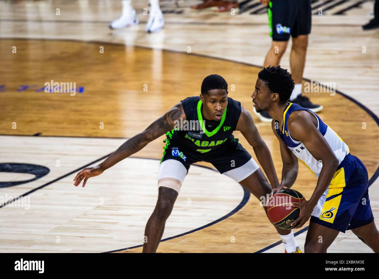 Edmonton Stinger guard Elijah Moore (0) and Niagara guard Omari Moore ...