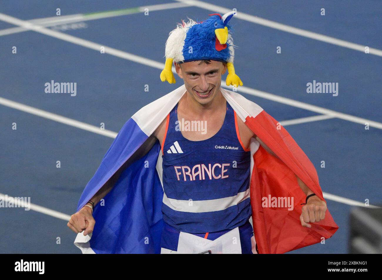 Yan Schrub of France celebrates after finishing second in the men's 10 ...